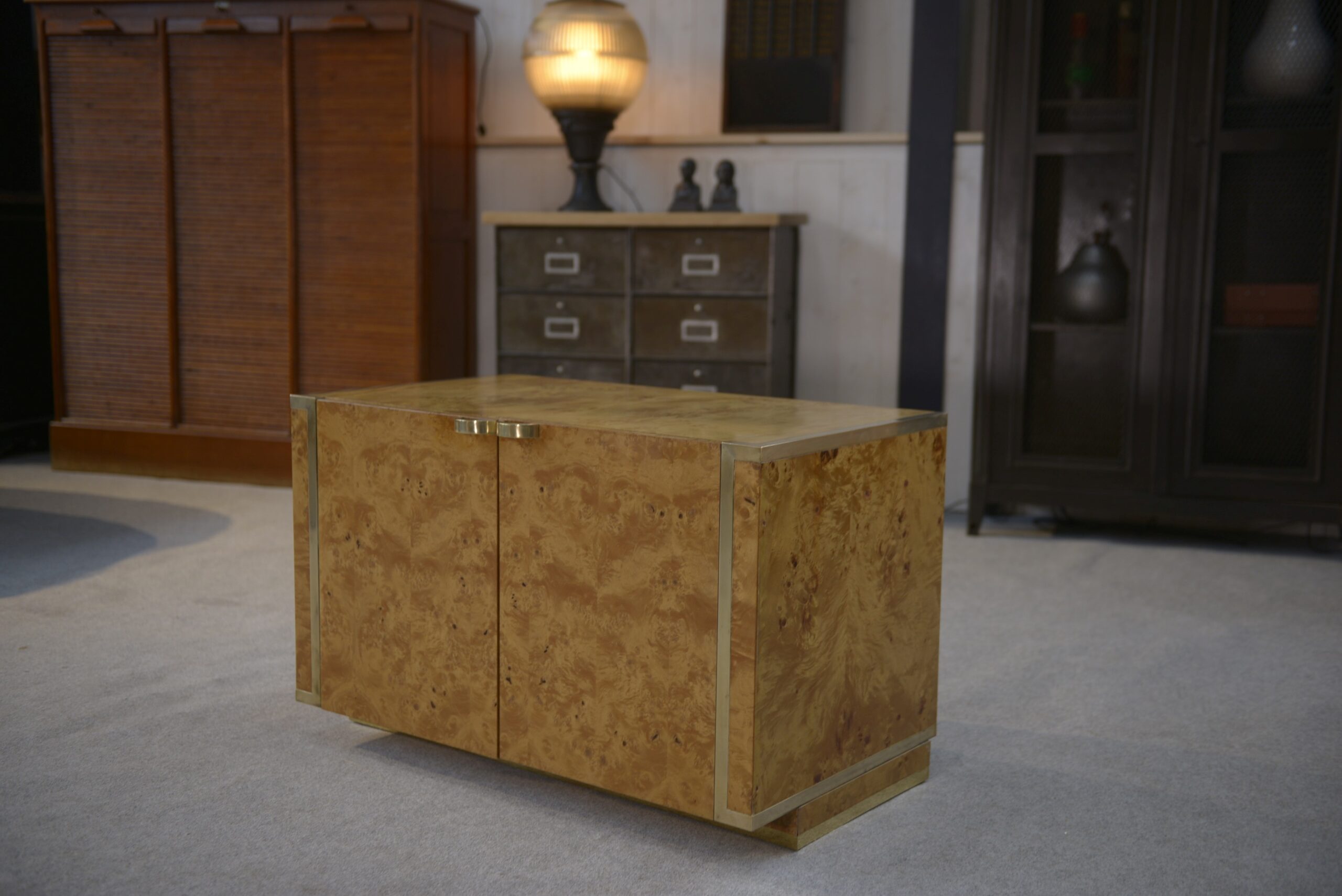 Buffet bas 2 portes Roche Bobois en loupe d'érable par Jean-Claude ...